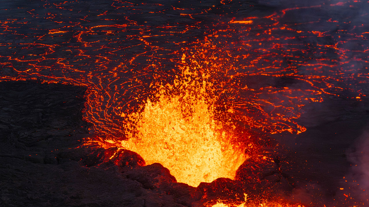 Icelandic Volcano Spews Lava in Fiery Show of Earth’s Raw Power - GV ...